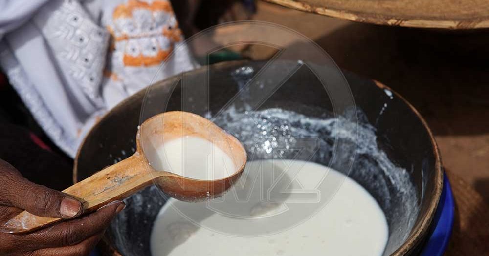 Caillage du lait dans une calebasse - Kamikazz • Photographies