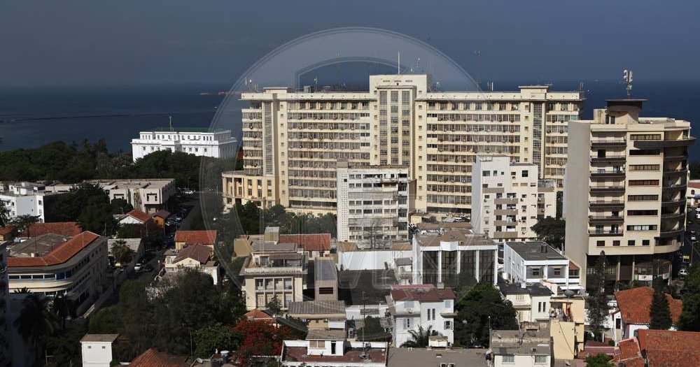 Dakar le building administratif et l’ile de goree vue du toit d’un ...