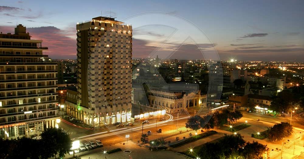 Dakar, La place de l’indépendance en nocturne - Kamikazz • Photographies