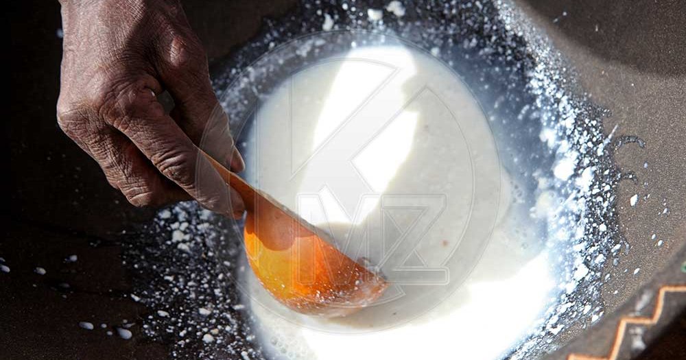 Caillage du lait dans une calebasse - Kamikazz • Photographies